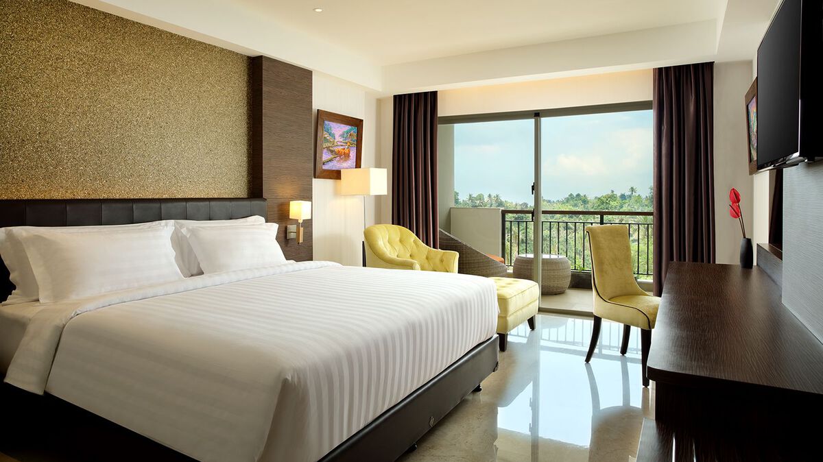 Deluxe Pool View Room